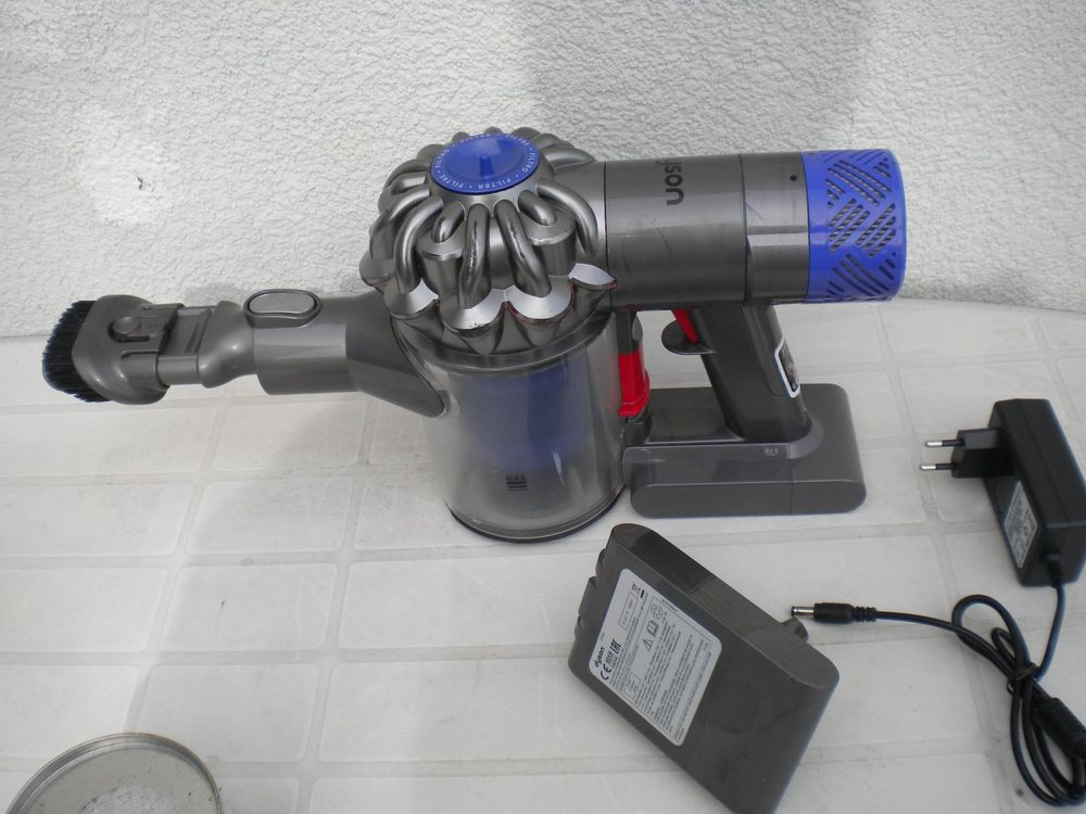 Dyson V- 6 " Fluffy " Staubsauger mit neue Batterie (Gebraucht) in ...