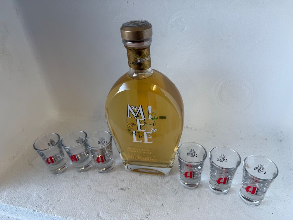 1 Flasche Grappa Miele 24% 70cl. mit 6 Shotglas dazu (Neu und ...
