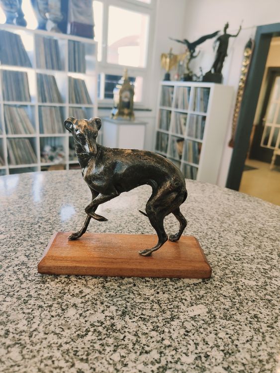 GUSSEISEN WINDHUND AUF HOLZSOCKEKl, DECO FFIGUR HUND (Gebraucht) in ...