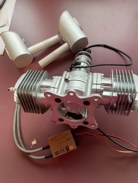 Moteur DLE 60 cc Twin neuf rôdé (Neu und originalverpackt) in La Chaux-de-Fonds für CHF 420 ...