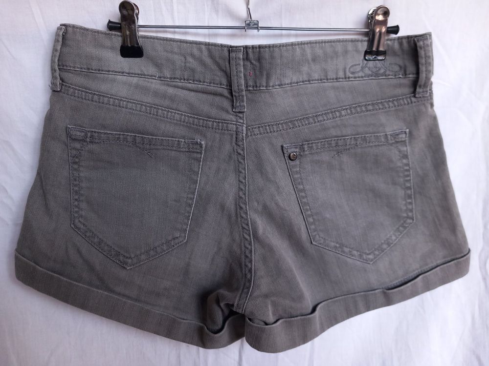 Mini short en jeans gris (D'occasion) à Faoug pour CHF 8 – avec ...