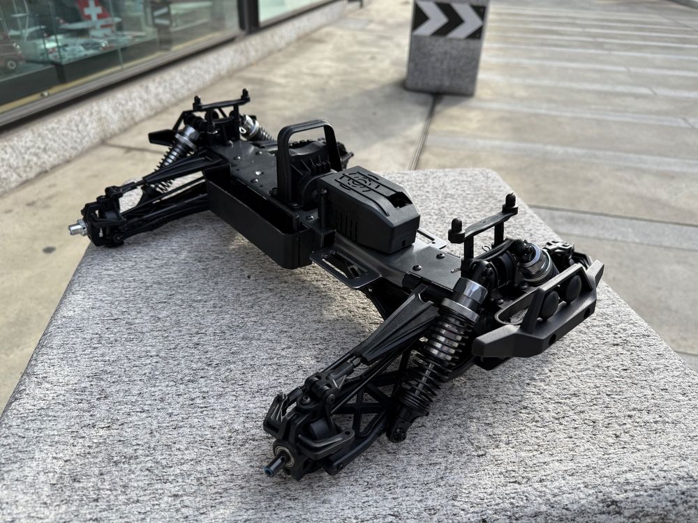 NEW 1:8 Monster Truck RC Utor 8E BSD Racing CHASSIS (Defekt) in Chiasso ...