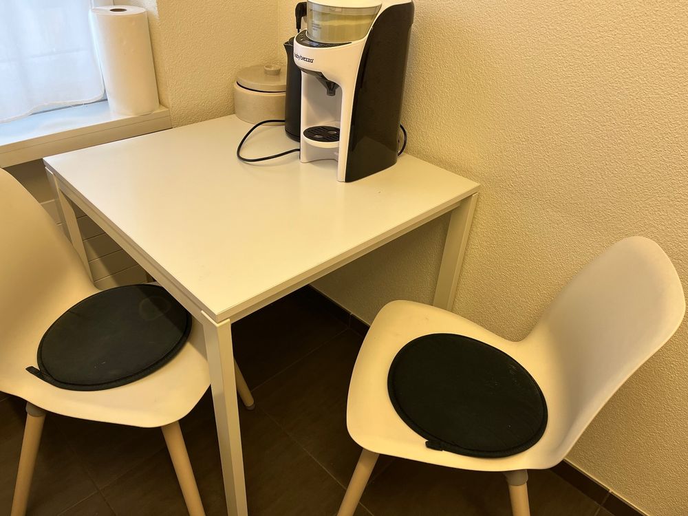 Kleiner Tisch mit zwei Stühlen (Ikea) (Neu (gemäss Beschreibung)) in ...