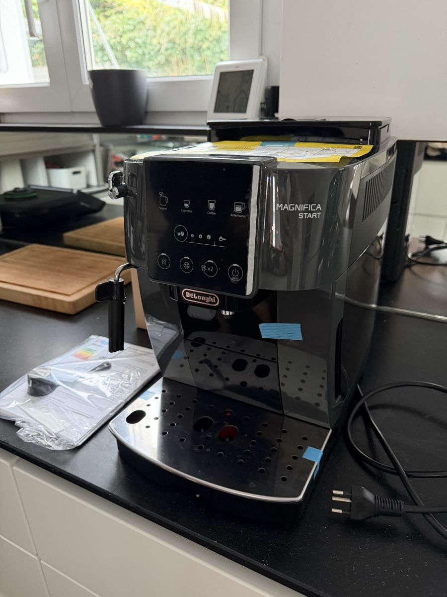 DeLonghi Magnifica Start Coffee Machine - Like New! (Gebraucht) in ...