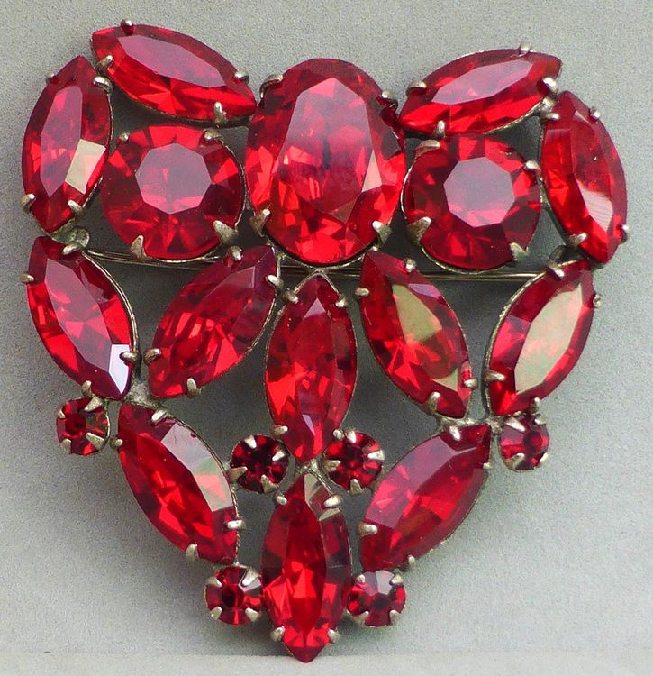 Ein rotes Herz, um das Revers Ihrer Jacke zu beflammen! (Gebraucht) in ...