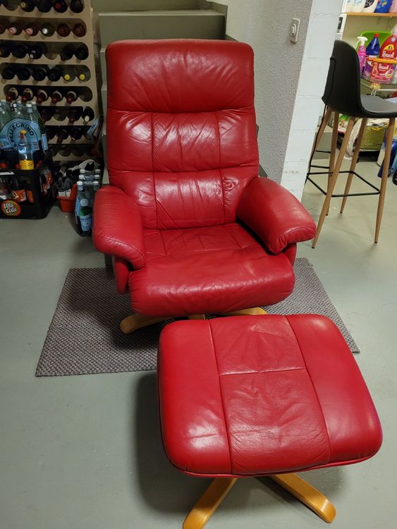 Relaxsessel / bequemer roter Sessel mit Hocker / Leder | Kaufen auf Ricardo