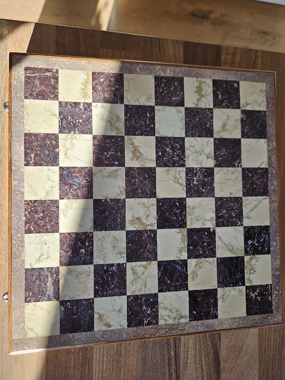 Antique Style Chess Set with Board and Carved Pieces (Gebraucht) in ...