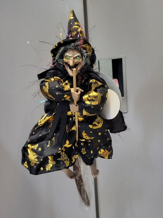 Deko: Lustige, kleine Hexe auf Besen 🧙‍... (Neu (gemäss Beschreibung ...