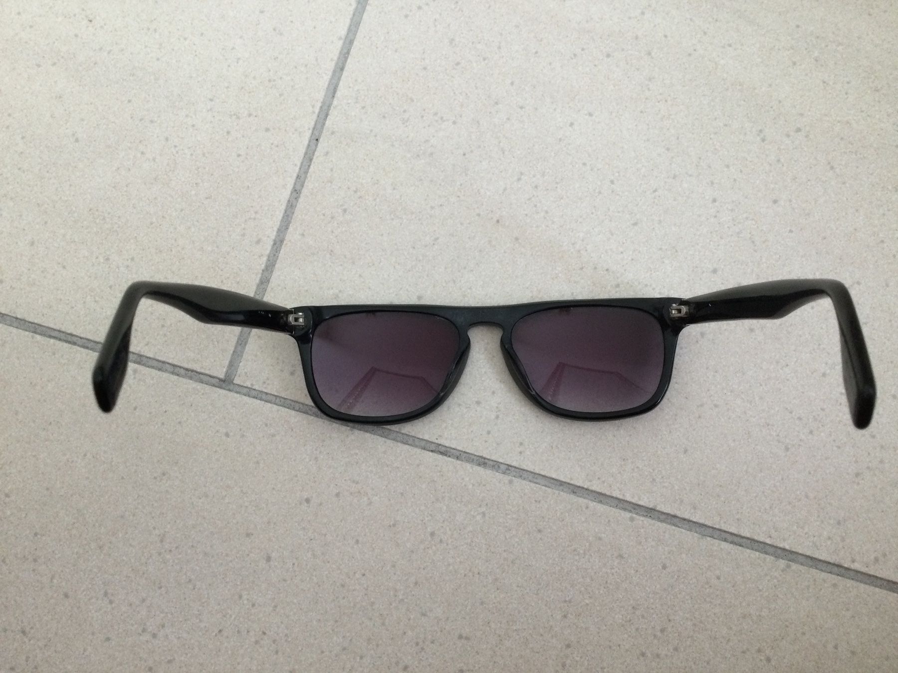 Hugo Boss Sonnenbrille, schwarz plus 3 Brilleschutzhüllen (Gebraucht ...
