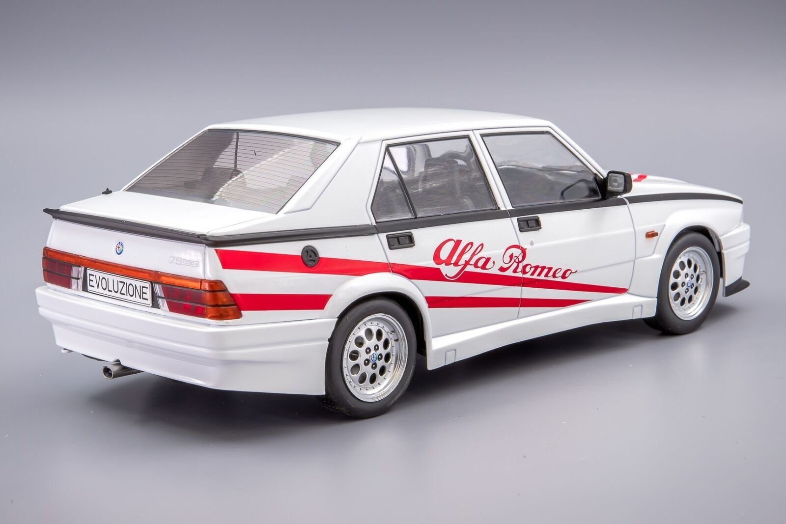 Alfa Romeo 75 Turbo Evoluzione white/red MCG 1/18 NEU (Neu und ...