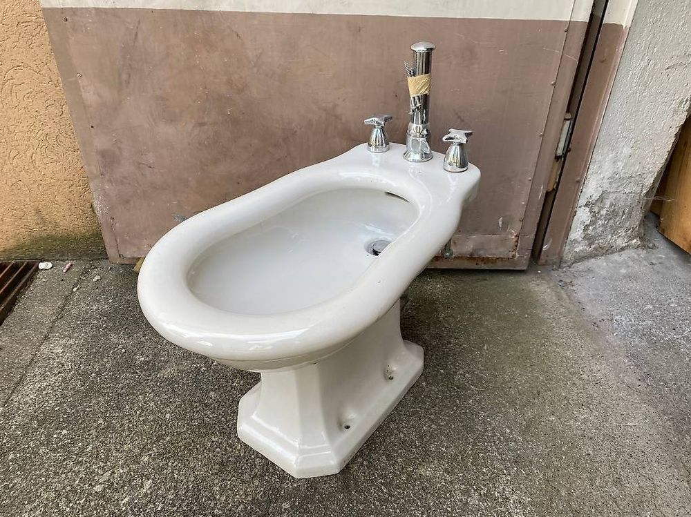 historisches Bidet mit Armatur, defekt (Gebraucht) in Zürich für CHF 40 ...