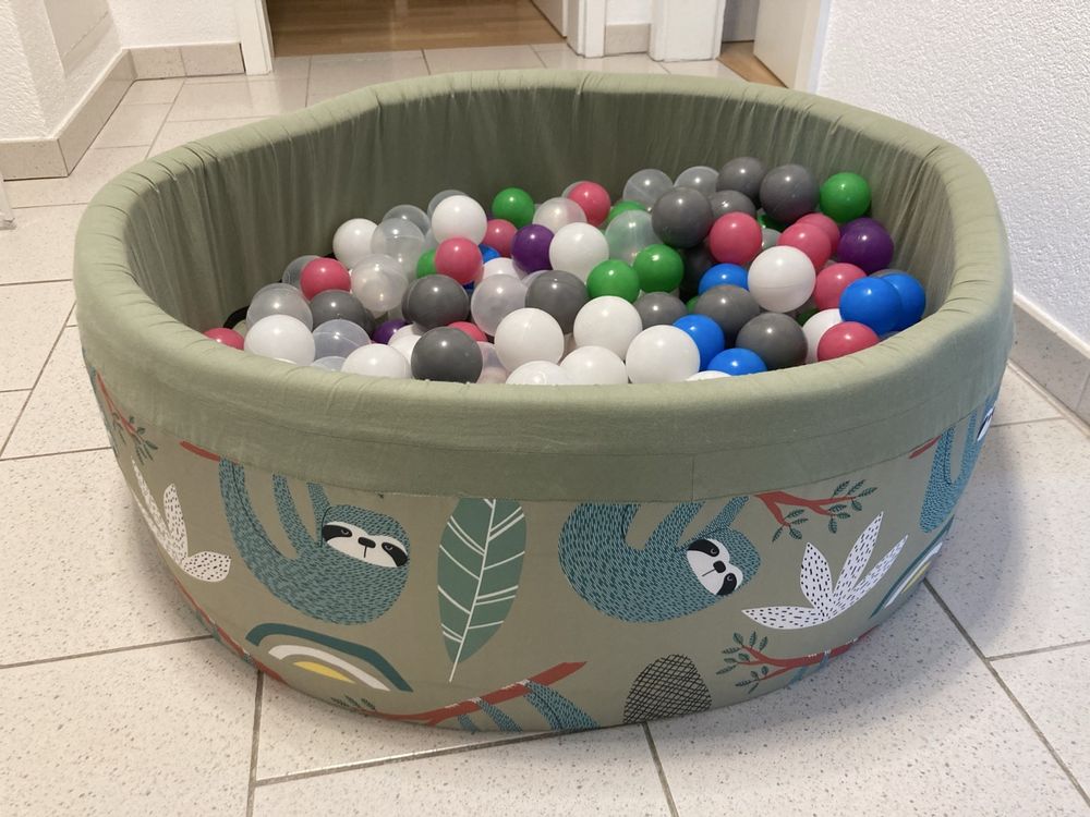 Bällebad mit Faultier Motiv und vielen Bällen, Top! (Gebraucht) in ...