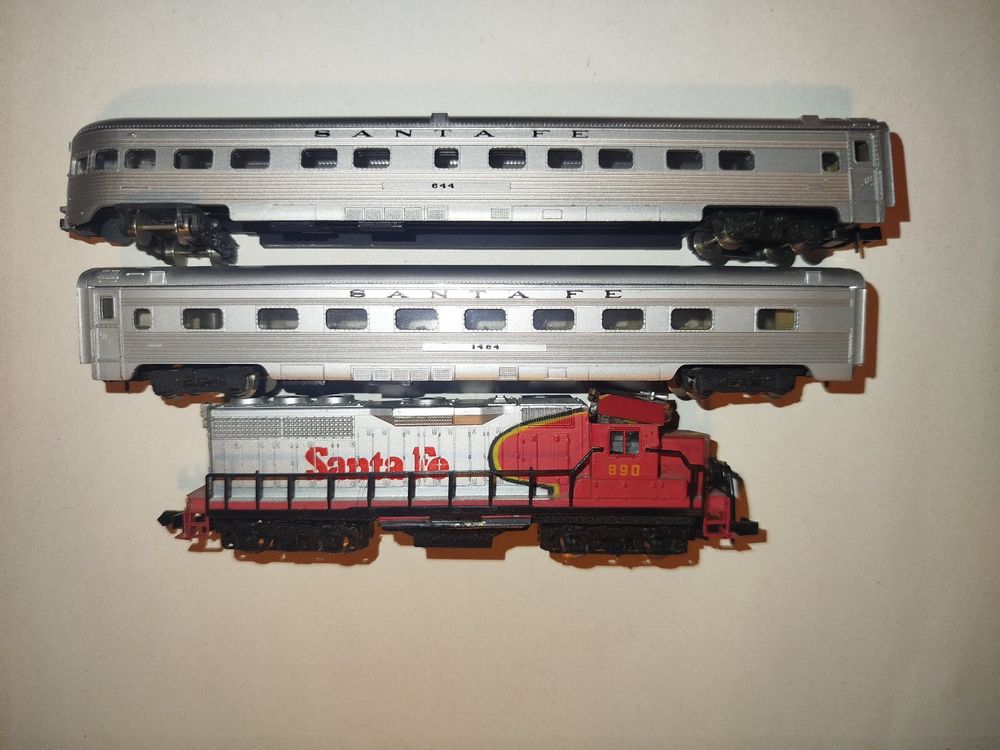 Modelleisenbahn Lokomotive und 2 Wagen Santa Fe, Spur N (Gebraucht) in ...