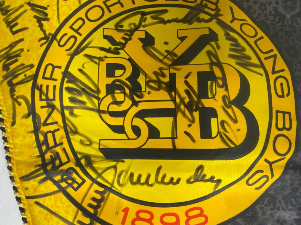 YB Young Boys grosser Wimpel 48cm um 1988 signiert Autogramm (Gebraucht) in Bern für CHF 98 ...