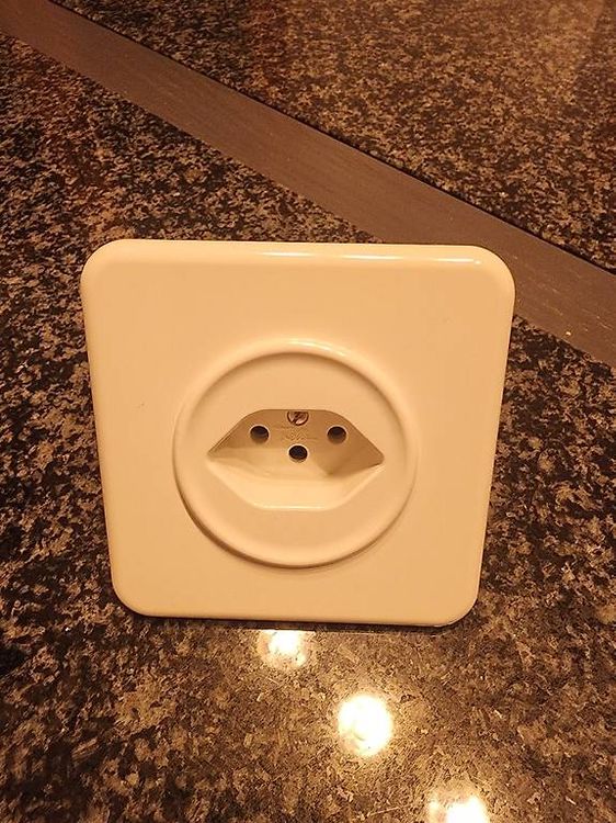 Elektrische Wandsteckdose Feller / Electric Wall Socket (Neu (gemäss ...