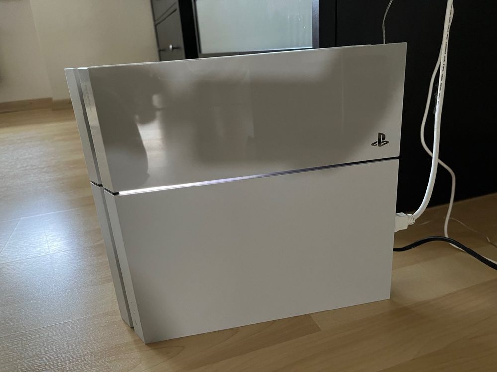 Weisse PS4, plus zwei Controller (in sehr gutem Zustand) | Kaufen auf ...