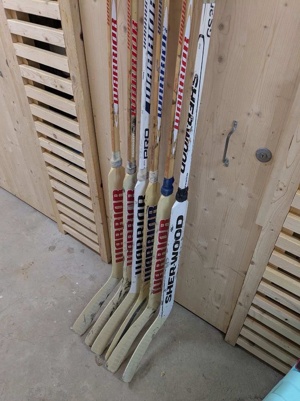 6 goalie sticks senior full right for 50chf! (Gebraucht) in Vouvry für CHF 50 – mit Lieferung ...
