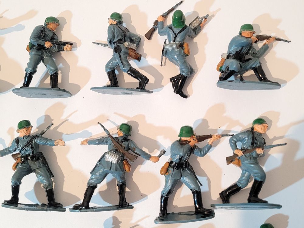 23 Soldats en plastique 5 cm peints à la main (D'occasion) à La Tour-de-Peilz pour CHF 19.9 ...