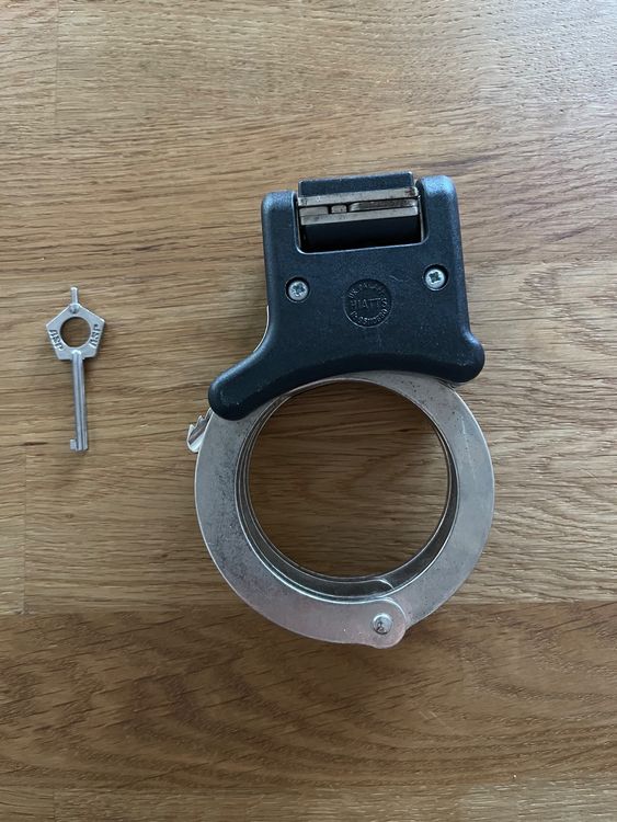 Handschellen Hiatts UL-1 mit schlüssel (Gebraucht) in Beringen für CHF 49 – mit Lieferung auf ...