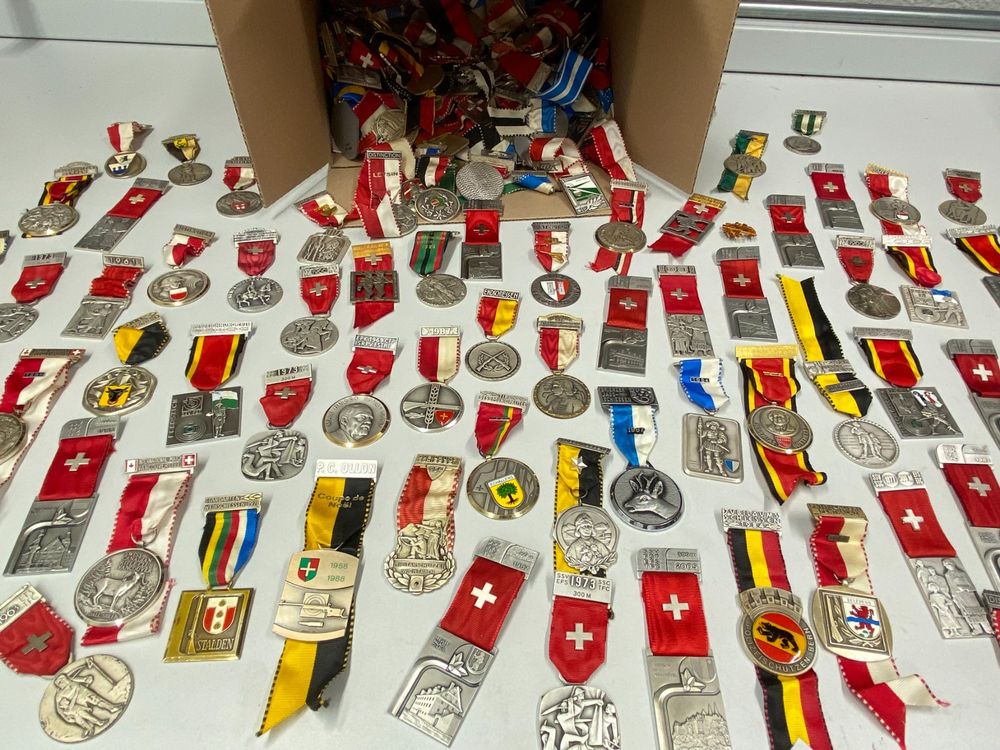 LOT Kranzabzeichen über 200 Stk. ///F703 (Gebraucht) in Bern für CHF 50 – mit Lieferung auf ...