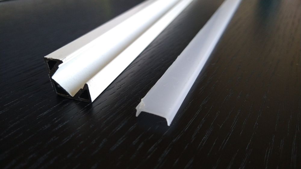 LED-Leiste gewinkelt 45°, 45.5cm, mit Diffusor | Kaufen auf Ricardo