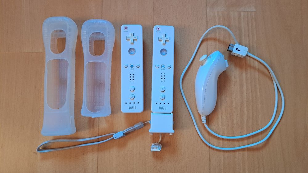 2 Nintendo Wii Controller + Nunchuck & Motion Plus (Gebraucht) in ...