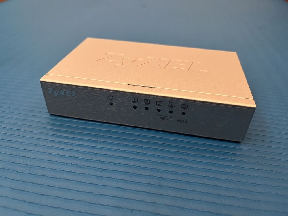 Zyxel 5-Port Gigabit Switch (Gebraucht) in Andelfingen für CHF 2 – mit ...