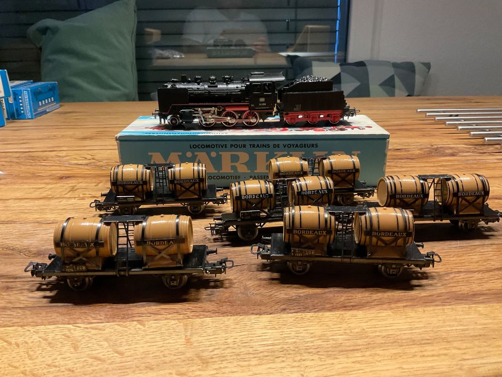 Märklin 3003.6 / DB 24 058 mit 6 BORDEAUX Güterwagen | Kaufen auf Ricardo