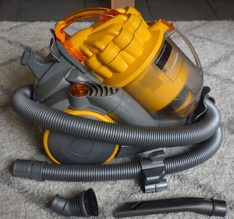 Dyson DC08 Staubsauger / aspirateur (Gebraucht) in Collonges für CHF 70 ...