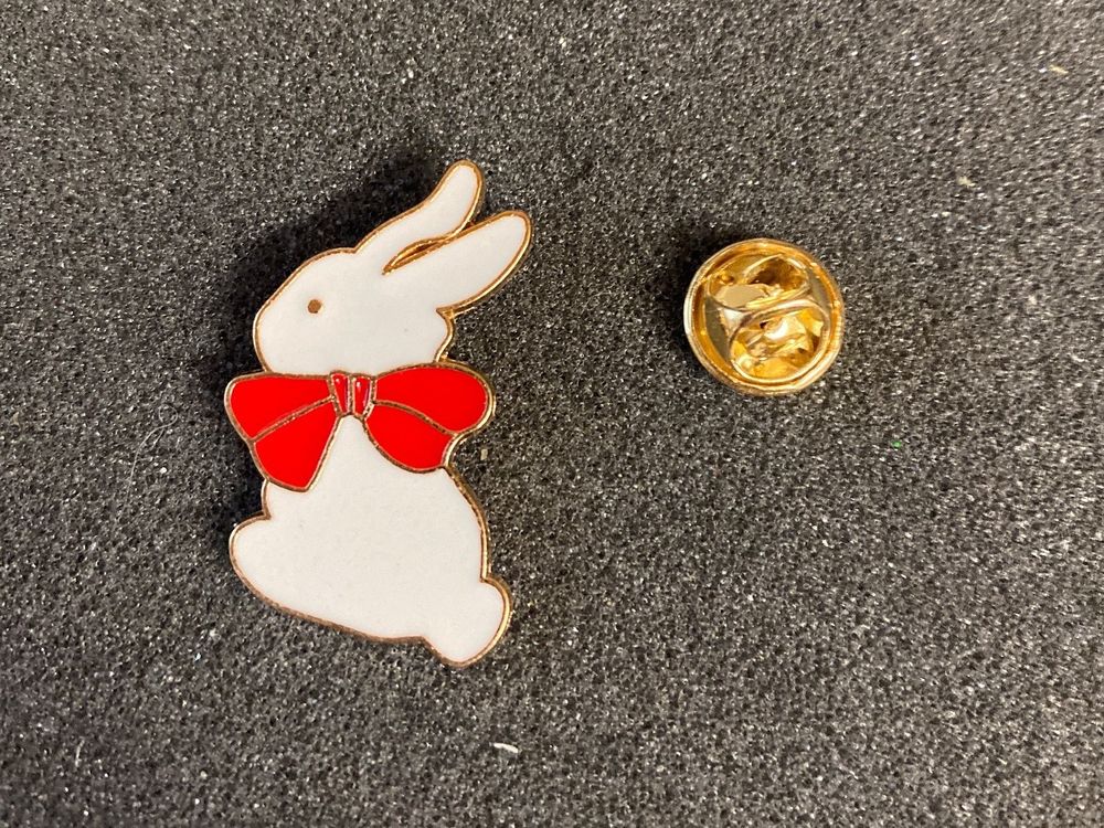 pin's - lapin avec noeud rouge (Gebraucht) in Le Brassus für CHF 1.5 ...