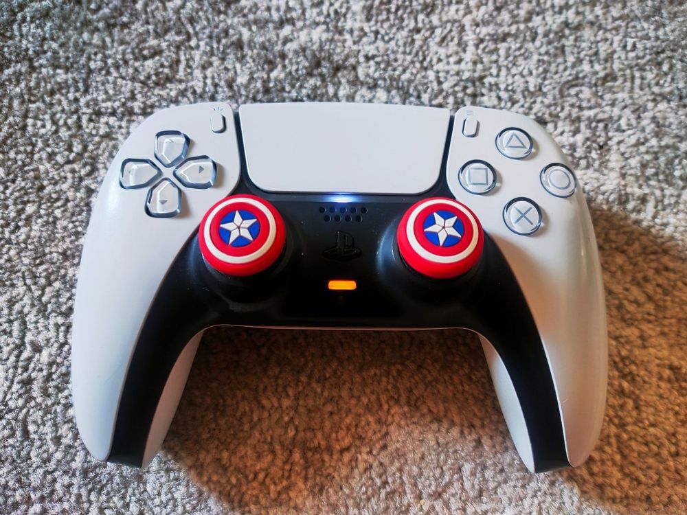 PS5 Controller mit Captain America Thumbgrip | Kaufen auf Ricardo