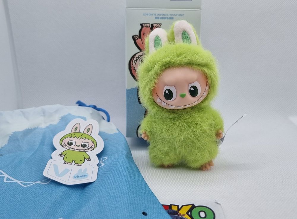 POP MART - Labubu (Monsters) Pin for Love V4 - Letter V (Neu (gemäss ...