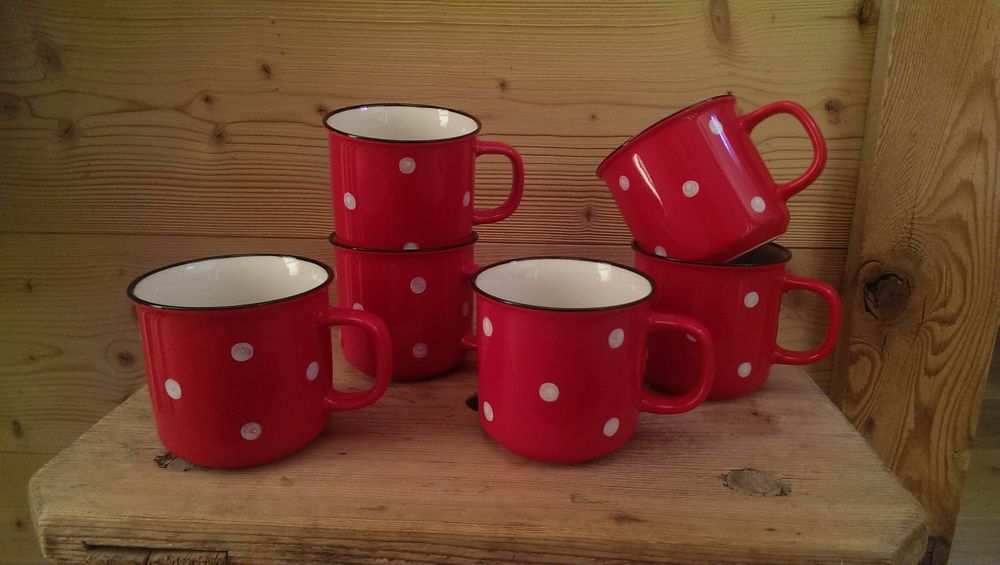 Rote Tasse Mit Weissen Punkten