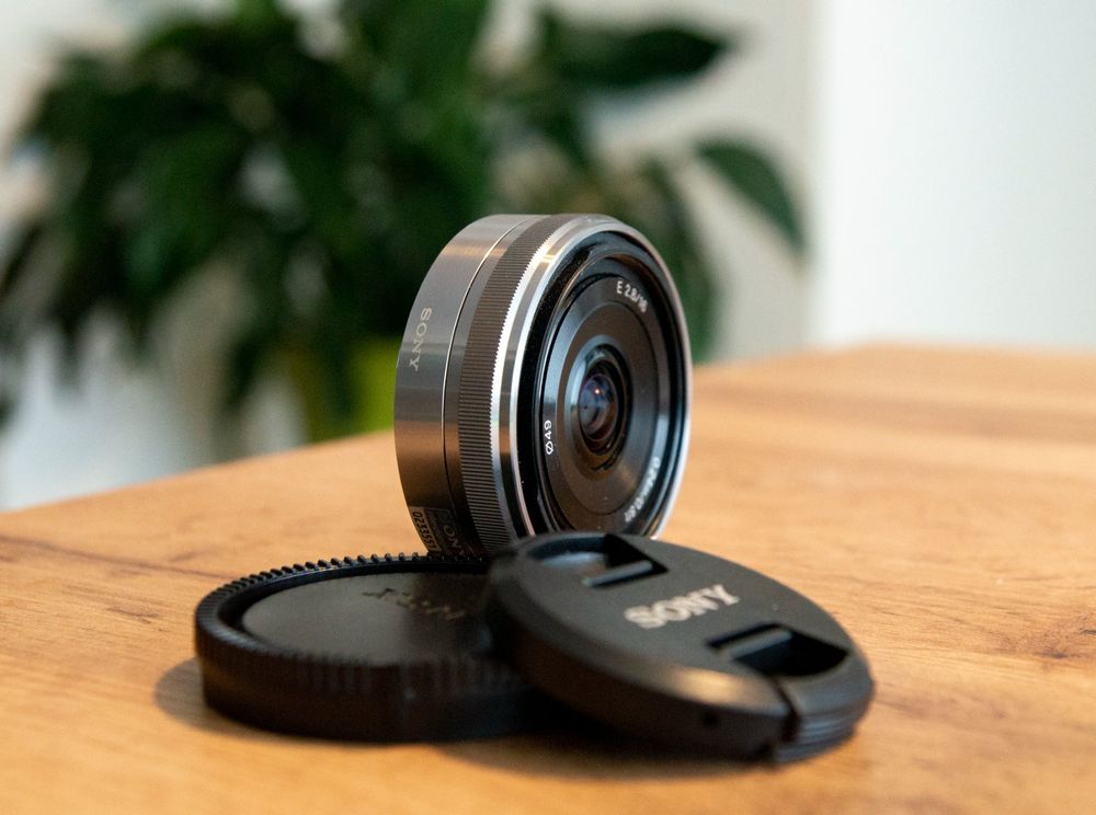 Sony 16mm f/2.8 pancake prime lens for Sony APS-C format (Gebraucht) in ...