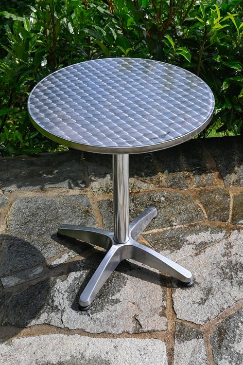 Table de jardin alu, acier inoxydable + 2 chaises (D'occasion) à Choëx pour CHF 40 – retrait ...
