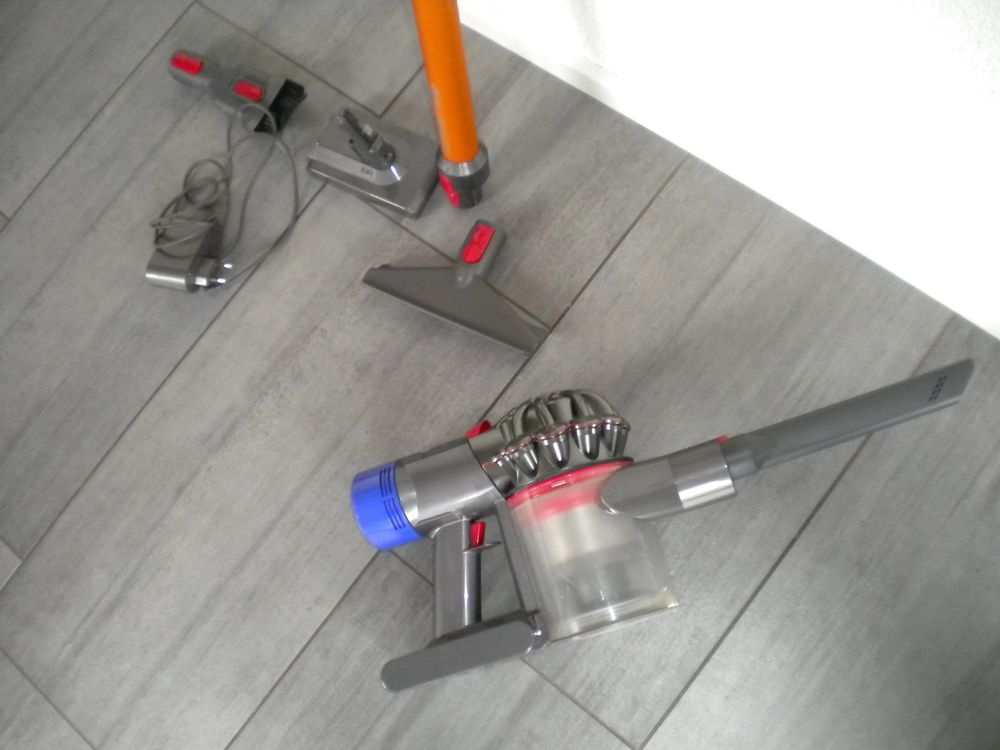 Dyson V- 8 Akkustaubsauger mit Rohr +neue Akku ! (Gebraucht) in Spreitenbach für CHF 149.9 – mit ...