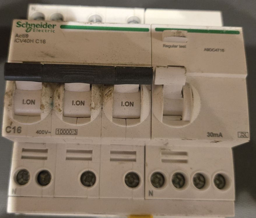 Disjoncteur Schneider Electric Acti9 4P 30mA C16 | Kaufen auf Ricardo