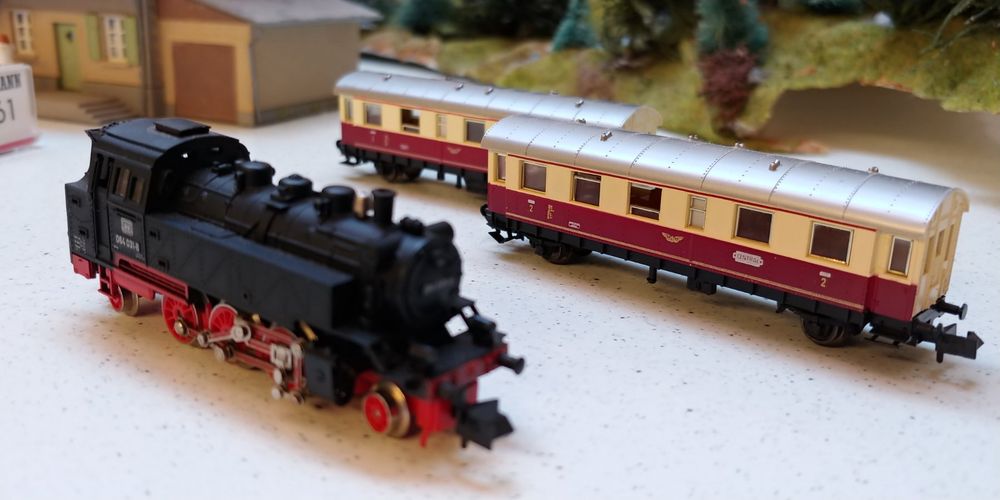 DB Dampflok 064031-8 mit 2 Personenwagen N (Gebraucht) in Waltenschwil ...