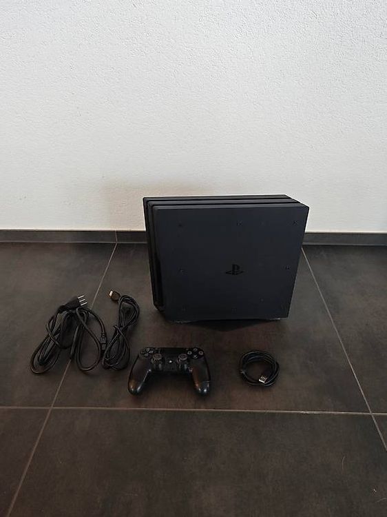 PS 4 Pro inkl. Controller (Gebraucht) in Altendorf für CHF 100 – nur Abholung auf Ricardo kaufen