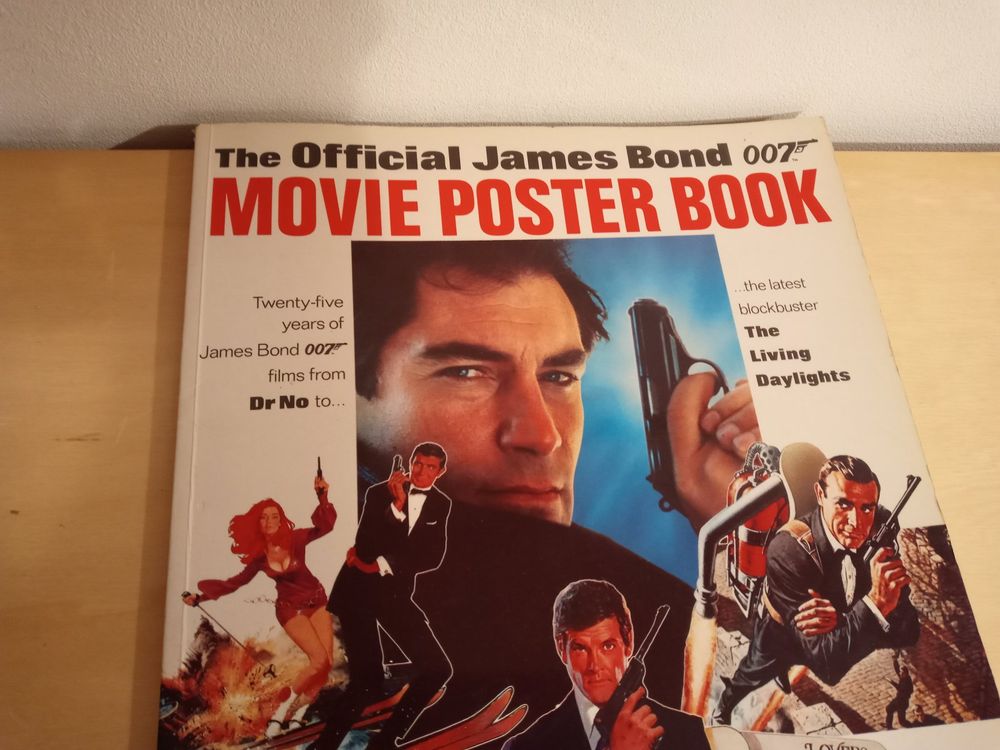 The Oficial James Bond 007 Movie Poster Book 1987 (Gebraucht) in Prez-vers-Siviriez für CHF 20 ...