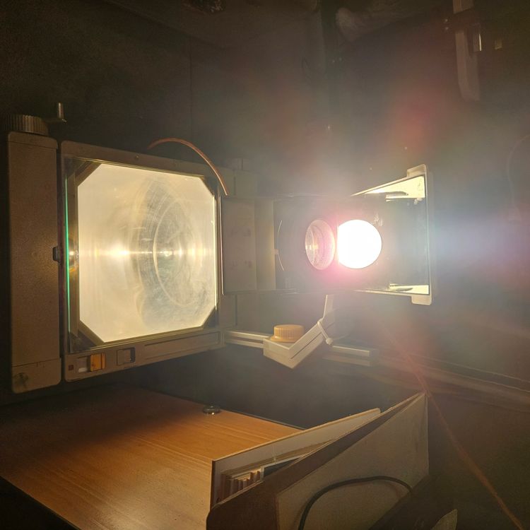 Hellraumprojektor Kindermann (Gebraucht) in Bern für CHF 1 – nur Abholung auf Ricardo kaufen