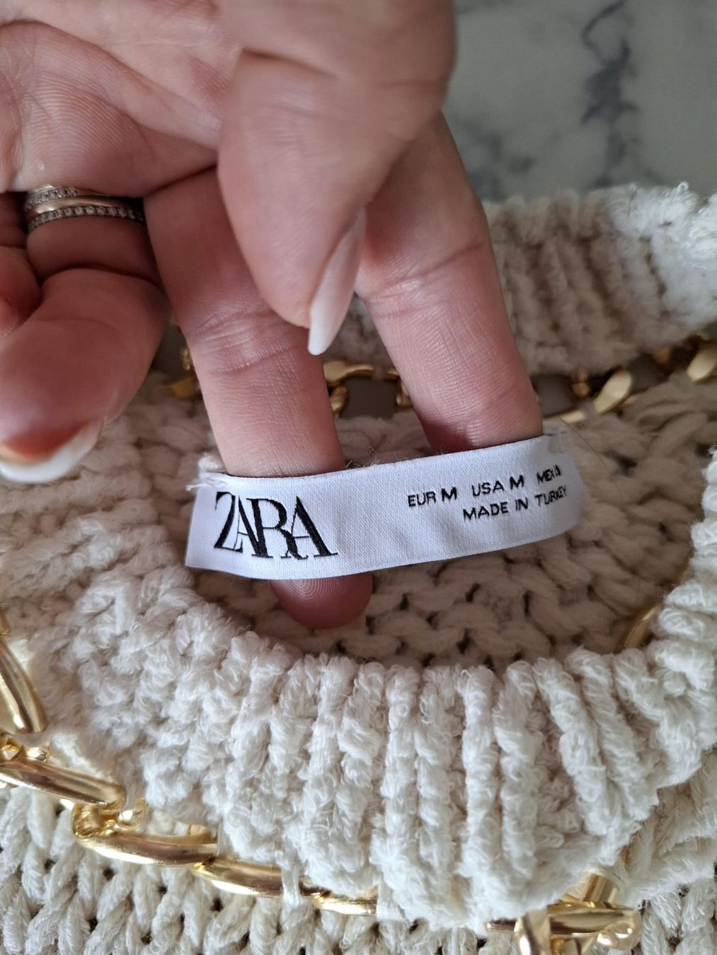 Top Zara, grob gestrickt mit goldener Kette, Gr. M (Gebraucht) in ...