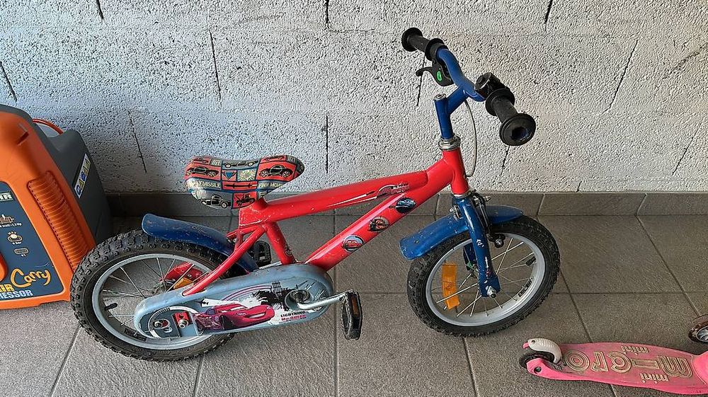 Vélo pour enfant CARS (Gebraucht) in Massongex für CHF 50 – nur ...