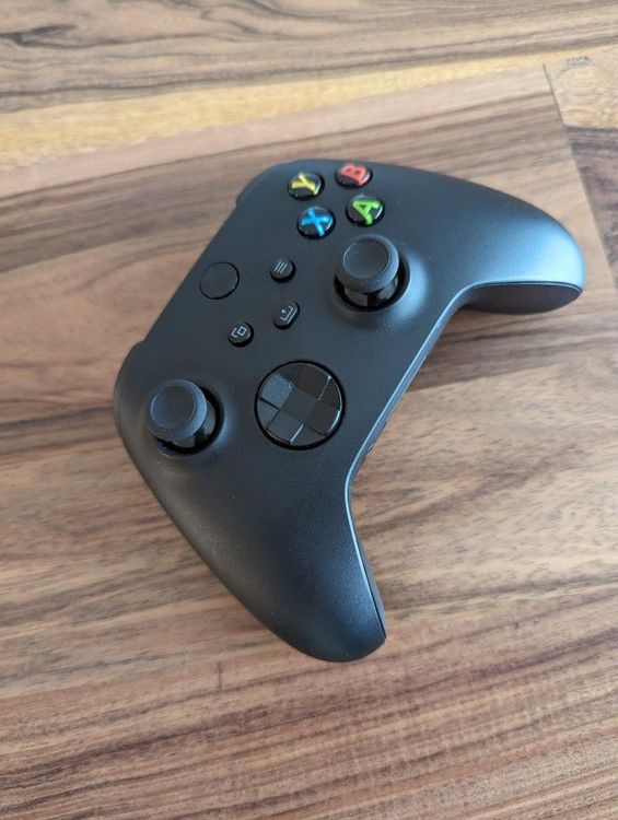 Xbox Wireless Controller - Carbon Black mit Akkupack | Kaufen auf Ricardo
