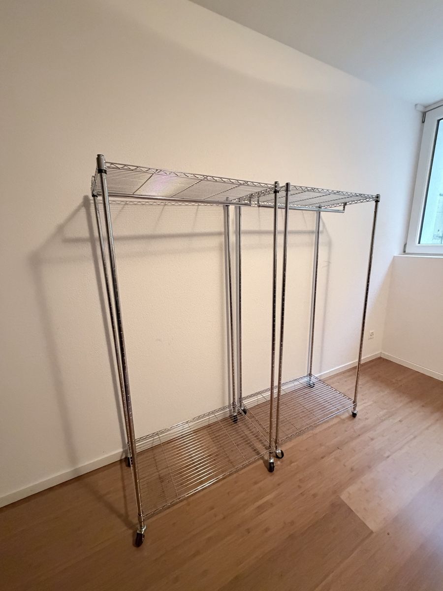 Chrome Clothes Rack on Wheels - Perfect for Extra Storage (Gebraucht ...