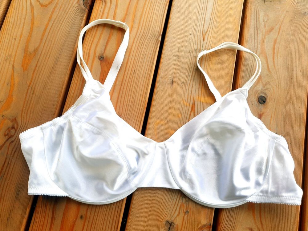 BH VON TRIUMPH 85C WEISS SATIN MATERIAL GLANZ SCHIMMER (Gebraucht) in Elsau für CHF 4 – mit ...