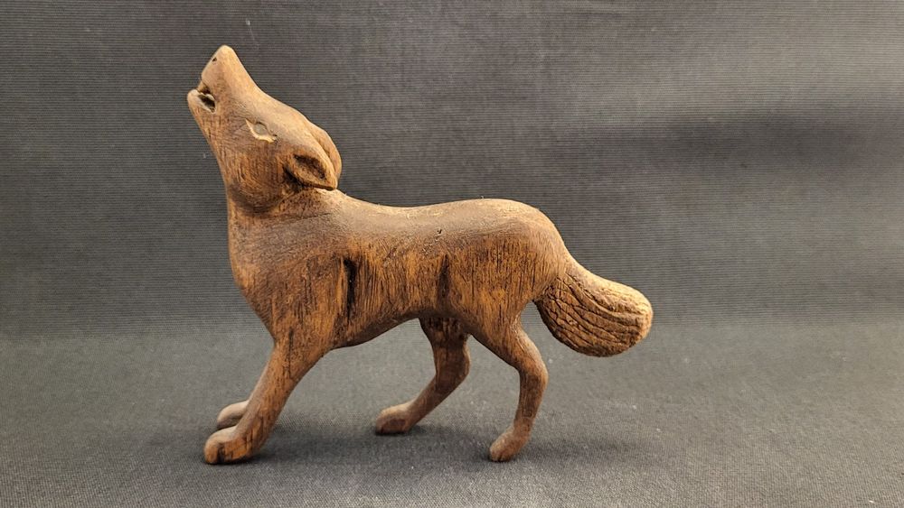 Holz-Schnitzerei HEULENDER WOLF (Gebraucht) in Basel für CHF 12 – mit Lieferung auf Ricardo kaufen
