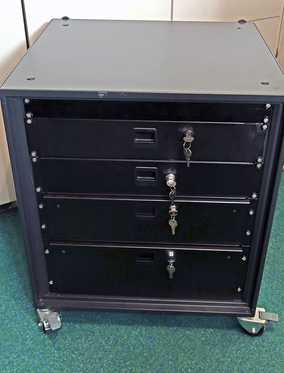 19 Zoll Rack schwarz auf Rollen mit 4 Schubladen (Gebraucht) in Uster für CHF 100 – nur Abholung ...