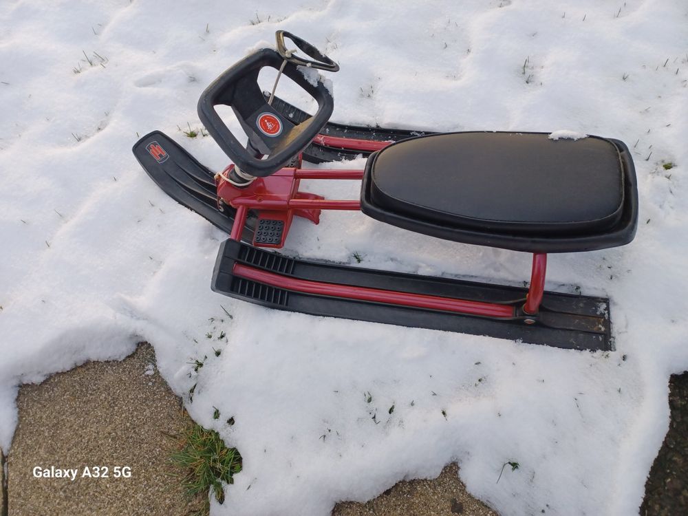 Schöner, robuster, roter Schlitten mit Lenkrad und Bremse (Gebraucht ...