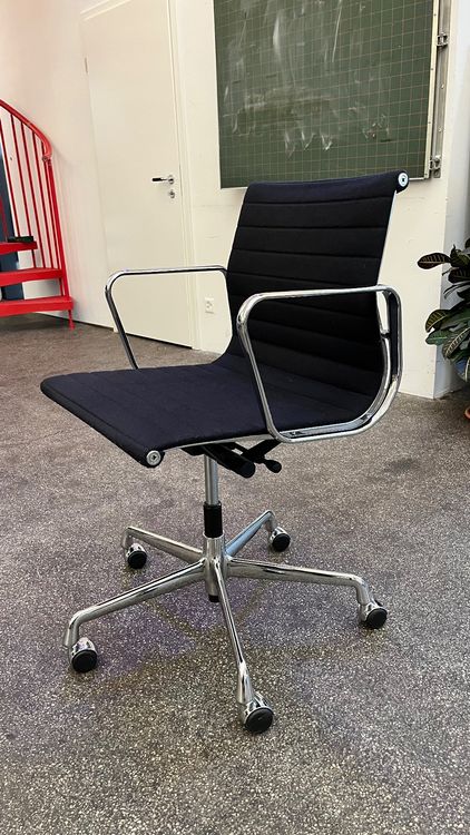 James Eames Aluminium Chairs EA 118 von Vitra (Gebraucht) in Zürich für ...